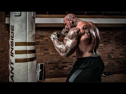 Гигант МАРТИН ФОРД готовится к выступлению в ММА