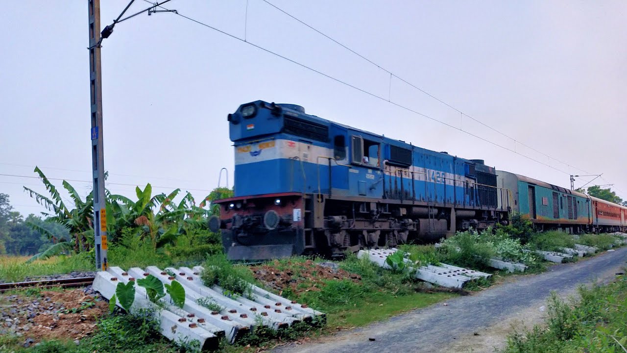 (LHB) 09166 Sabarmati Express with Ratlam WDM3D heading towards ...