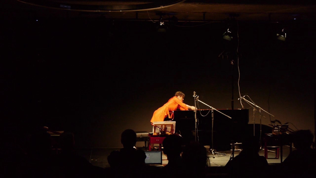Ninon Gloger: Improvisation für Innen-Klavier (2015) - YouTube