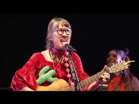 Andrea Echeverri - Ruana versus Bikini (Live)