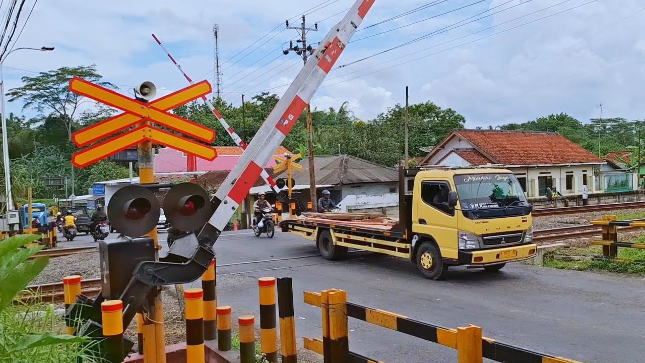 palang pintu perlintasan kereta api || railroad crossing || ka kpj ...