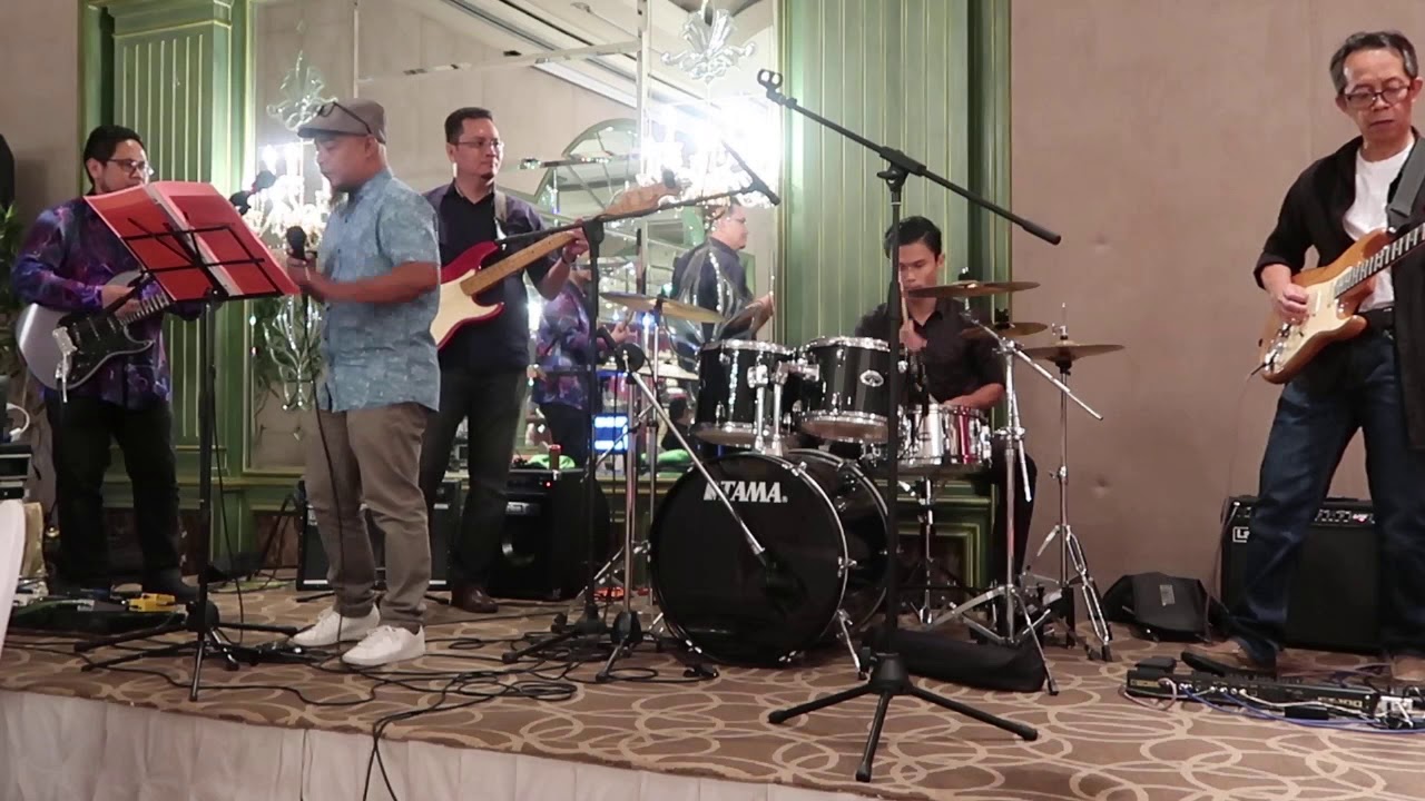 Hanya Di Radio by Headwind. Band cover by NMC. - YouTube