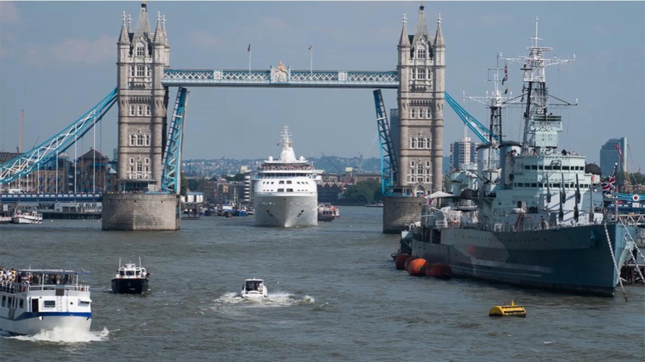 Time-lapse of Cruise Ship Going Through Tower Bridge - YouTube