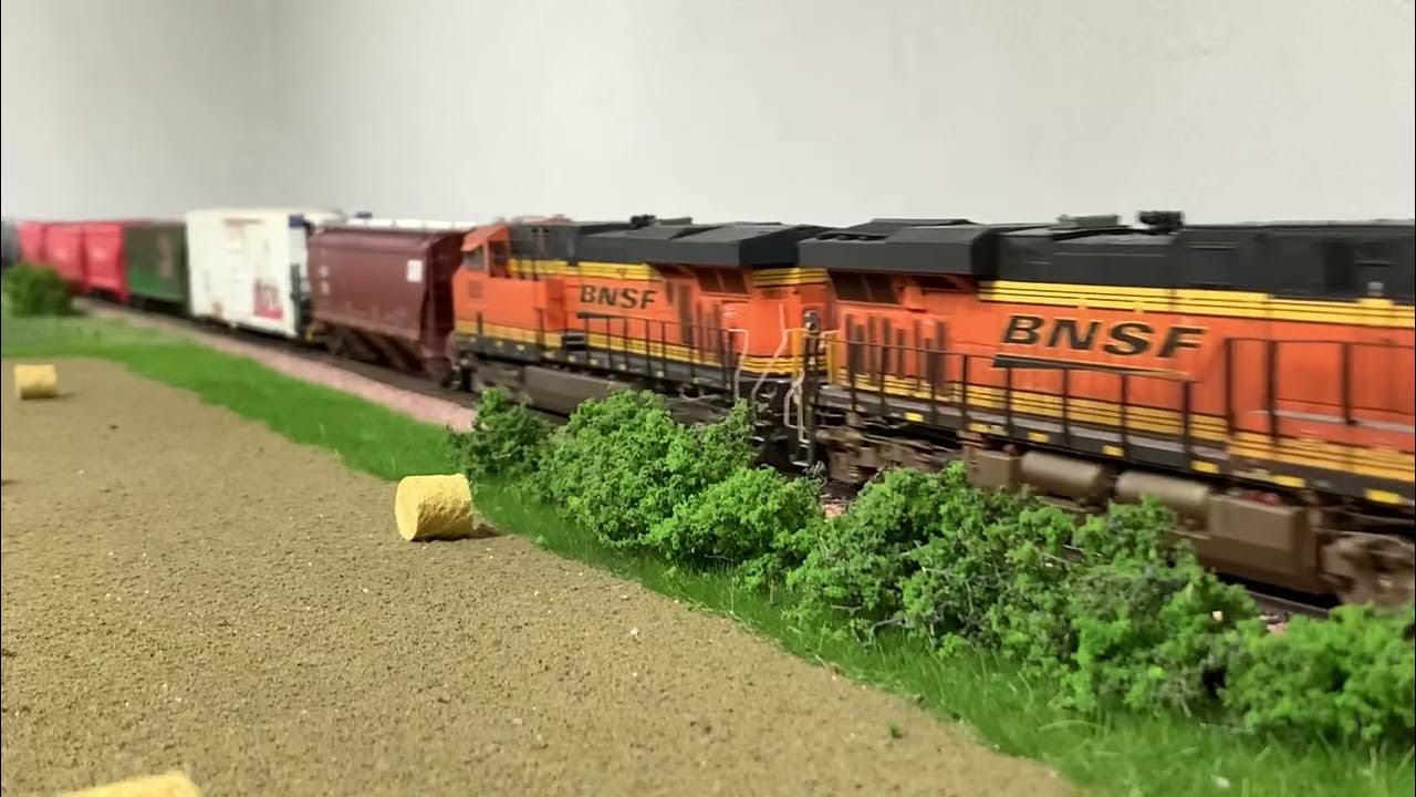 HO scale BNSF Gevos with a mixed freight - YouTube