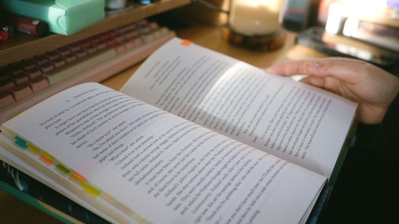 *READ WITH ME* 📚 1 hour of real time reading with fireplace & ambient ...