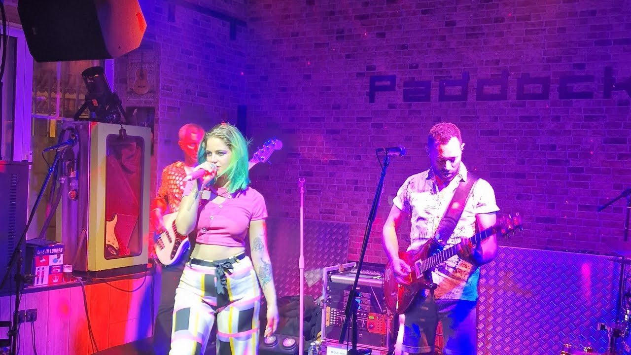 Jessica Cipriano- Raizes (banda Funkoff em Leiria) - YouTube