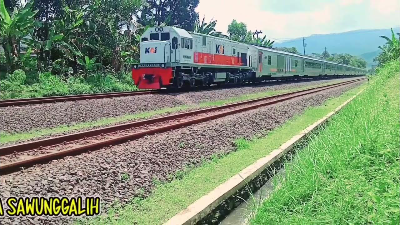 HUNTING KERETA API INDONESIA || RAILROAD CROSSING - YouTube