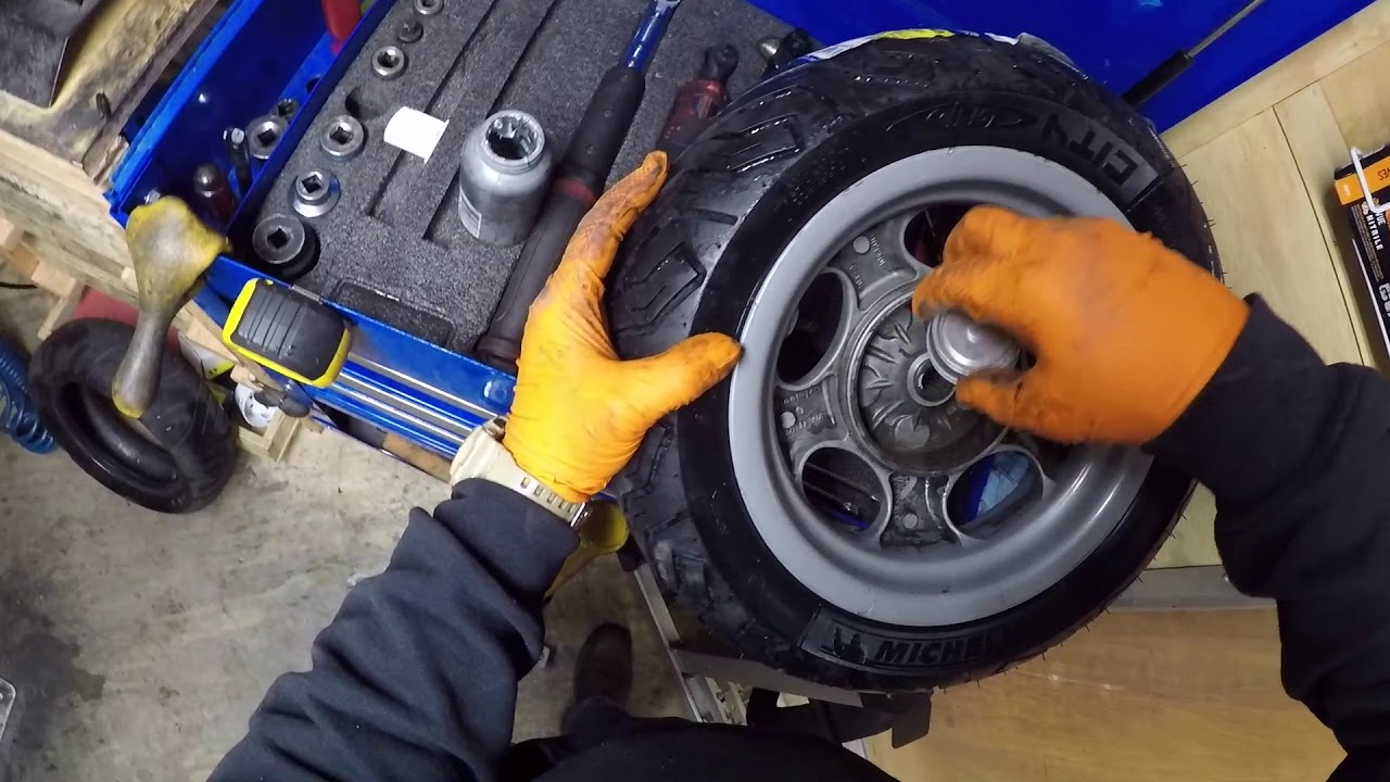 How to remove the rear wheel - Vespa ET4 150 Rear - YouTube