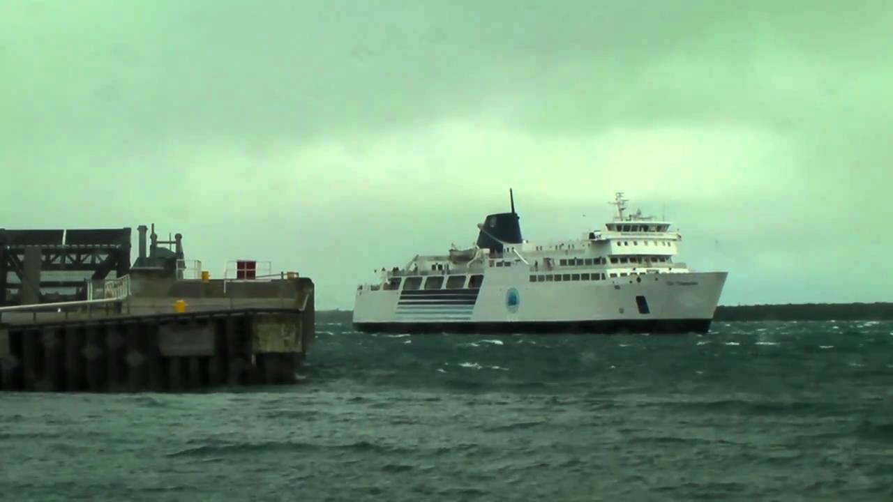 Chi Cheemaun docks during gale force winds - YouTube