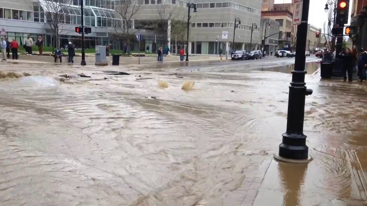 Major water main break floods downtown Springfield - YouTube