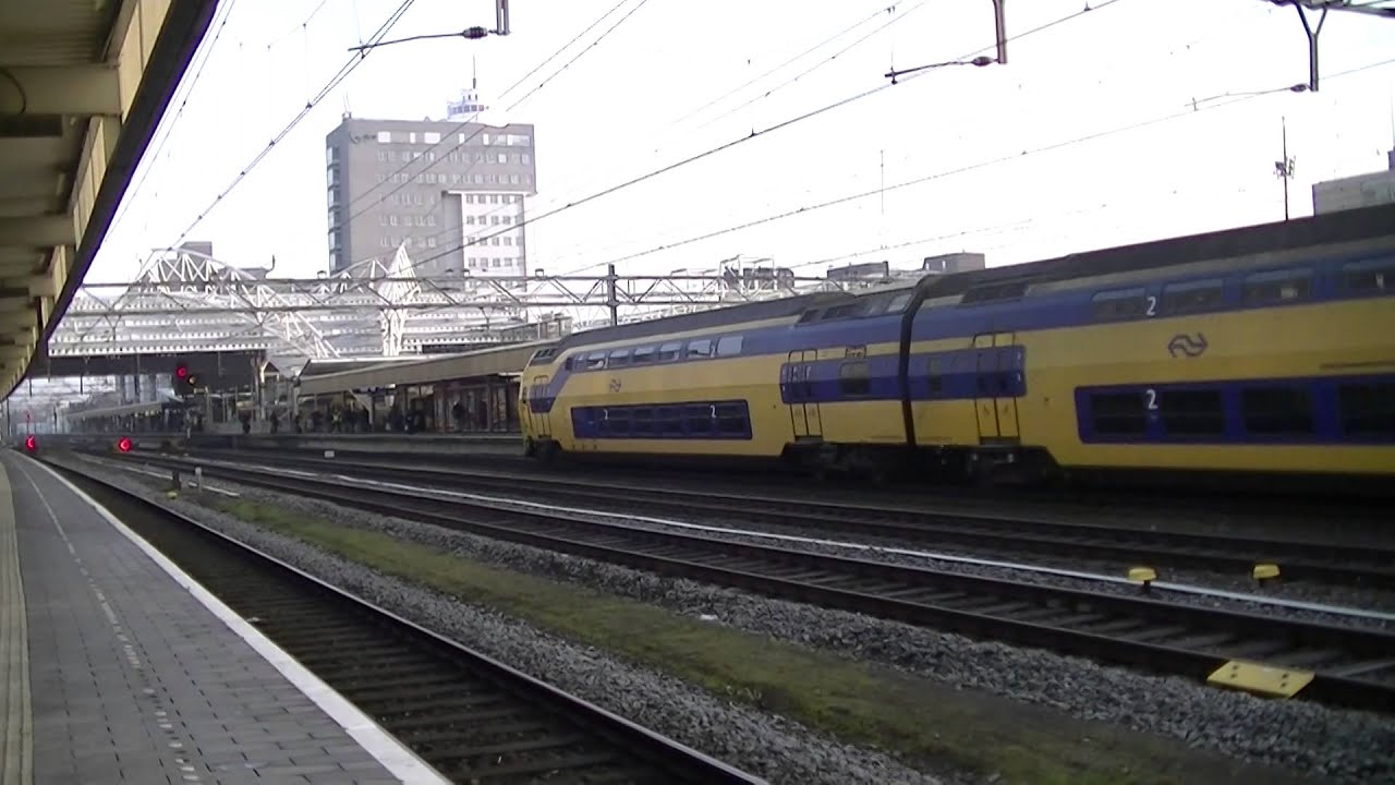 A minute on Leiden Centraal platform, Leiden, Netherlands (00922) - YouTube