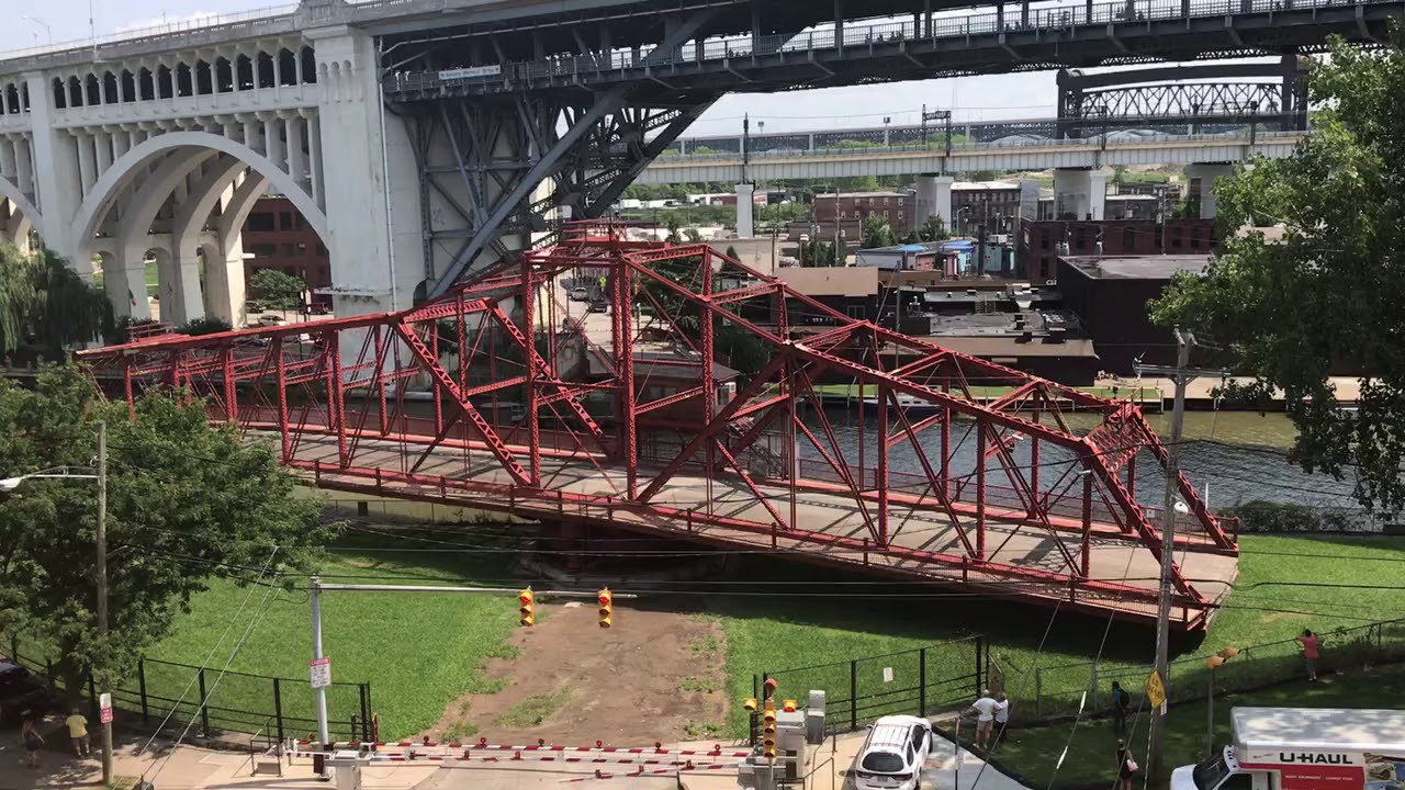 Cleveland Center Street rotating bridge - YouTube