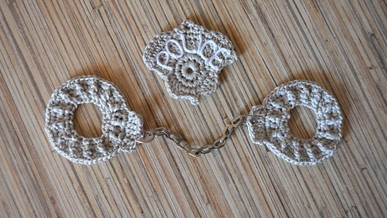 How To Knit Children's Handcuffs - DIY Crafts Tutorial - Guidecentral ...