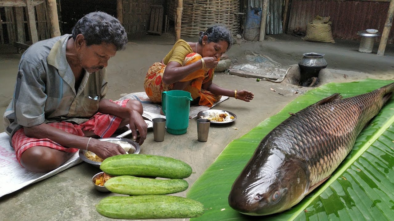 Santali COUPLE cooking and eating BIG ROHU fish with CUCUMBER ...