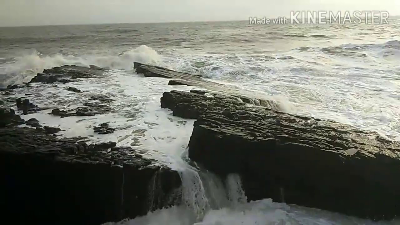 🌊 Rough Sea Waves Hitting Rocks At Baga Beach, Goa. - YouTube