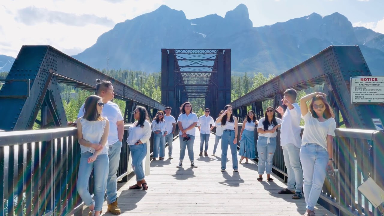How to do a photoshoot with more than 10 people in a group - YouTube
