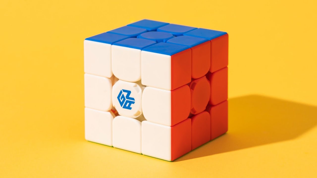 Kid Solving a Rubix Cube in 10 sec! - YouTube