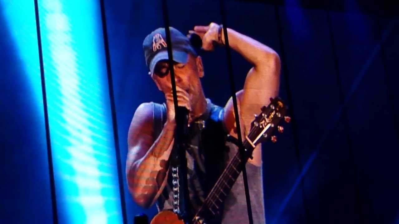 Kenny Chesney - "Mindy" - Gillette Stadium, Foxboro - YouTube