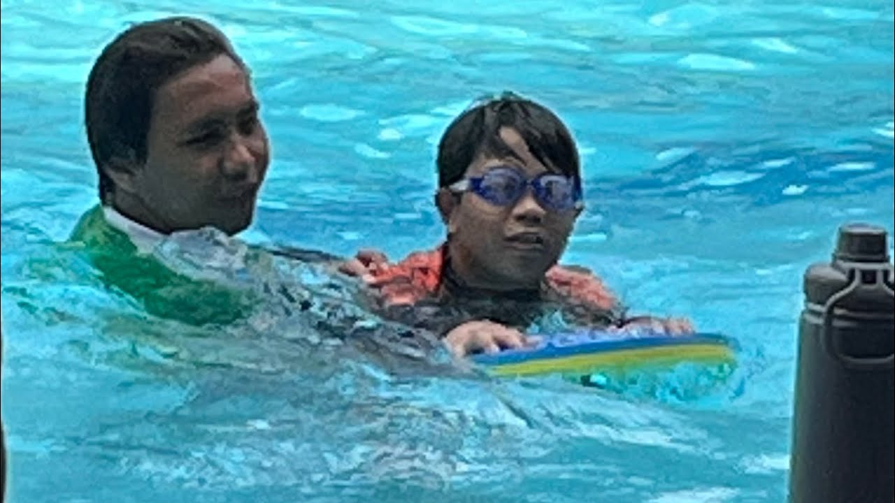 Stretching first before go swimming si Q - YouTube