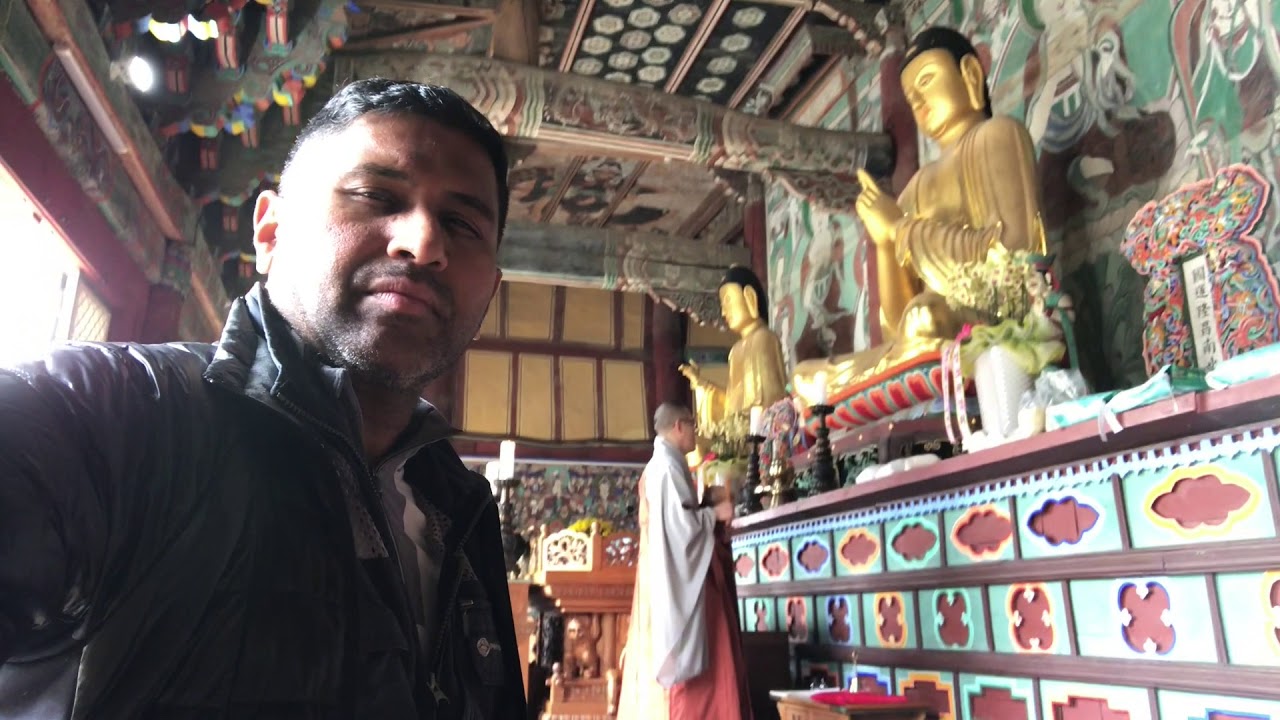 Lone Monk Chanting Sutra Mokugyo - YouTube