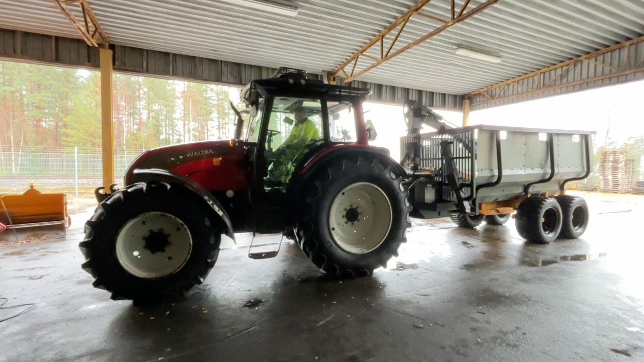 Köp Traktor Valtra N121 och Huggarvagn Moheda 121 4WD / kran 40M på ...
