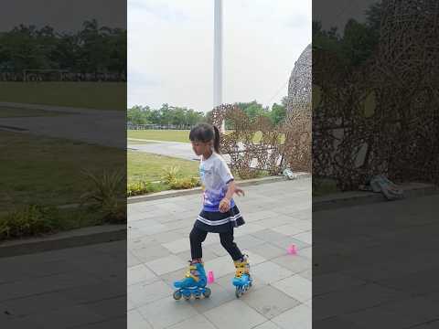 Sepatu roda #sepaturoda#frestyle#inlineskate#skatergirl#skater#rolling#iceskating#shorts#bocil#anak