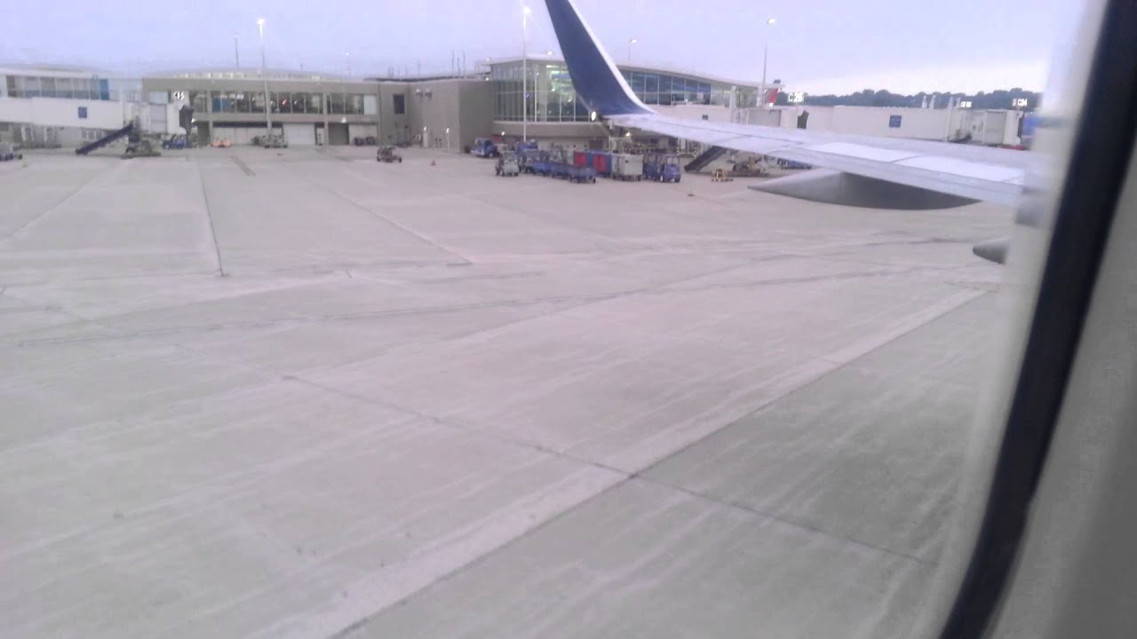 Boeing 757-200 push back Milwaukee - YouTube