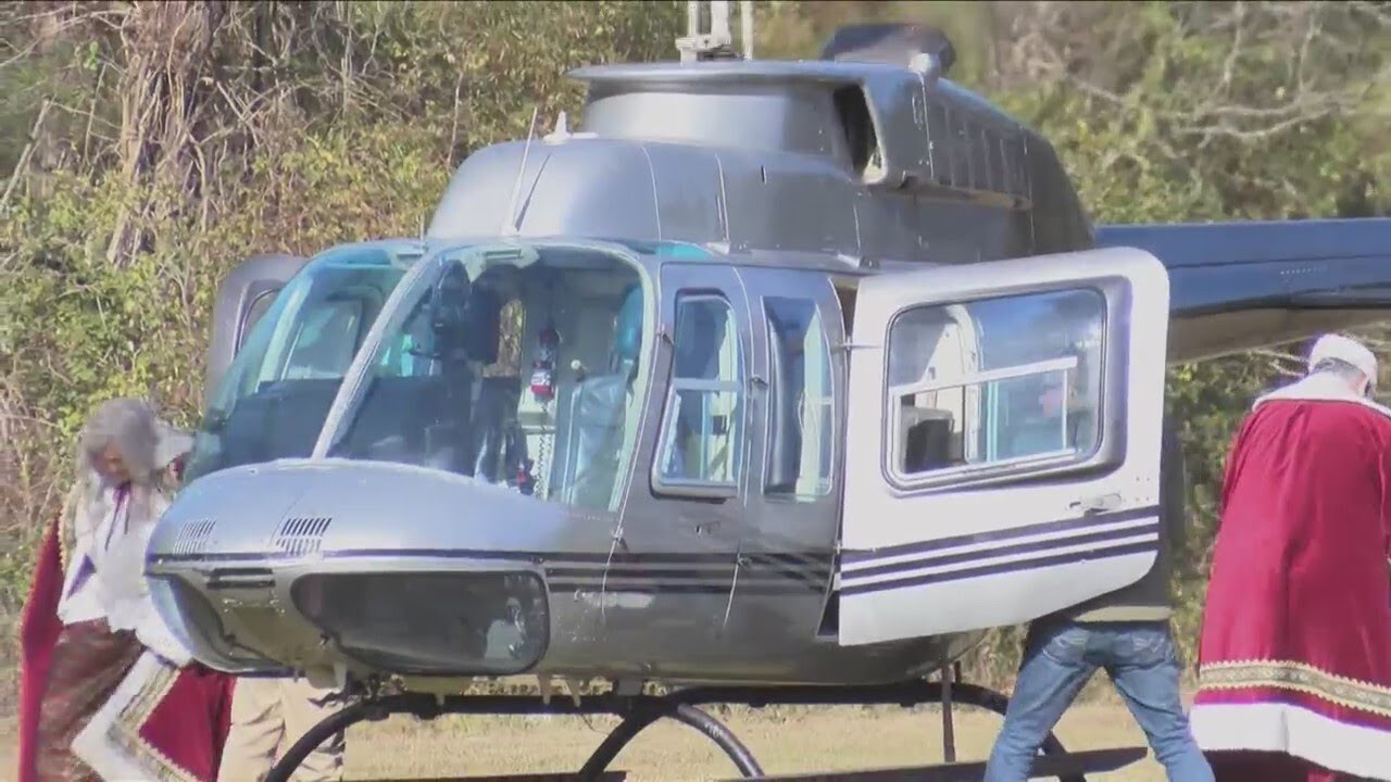 Santa Claus arrives by helicopter to spread Christmas joy to Jefferson ...
