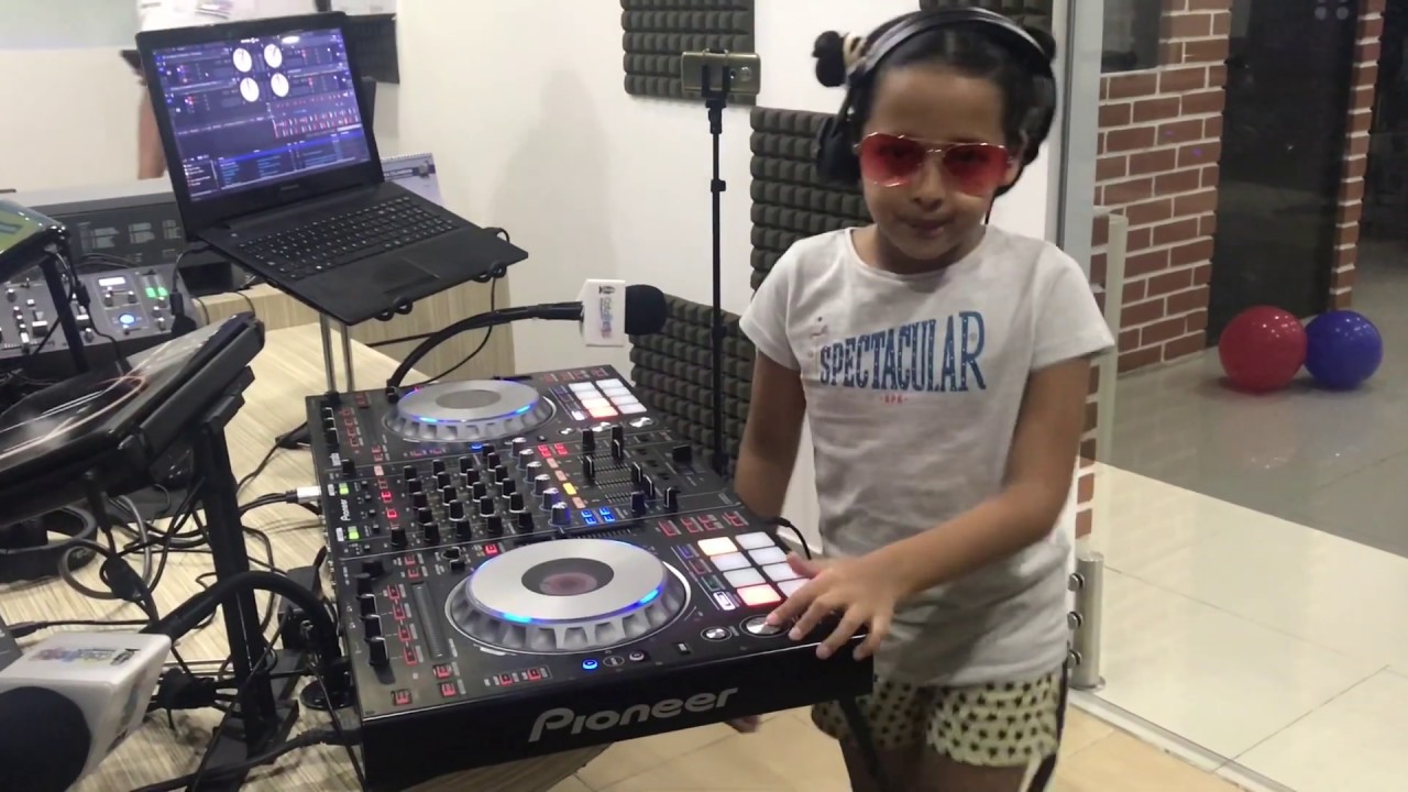 Fernanda Cardozo Dj (Audio en vivo) Presentación Colombia Stereo - YouTube