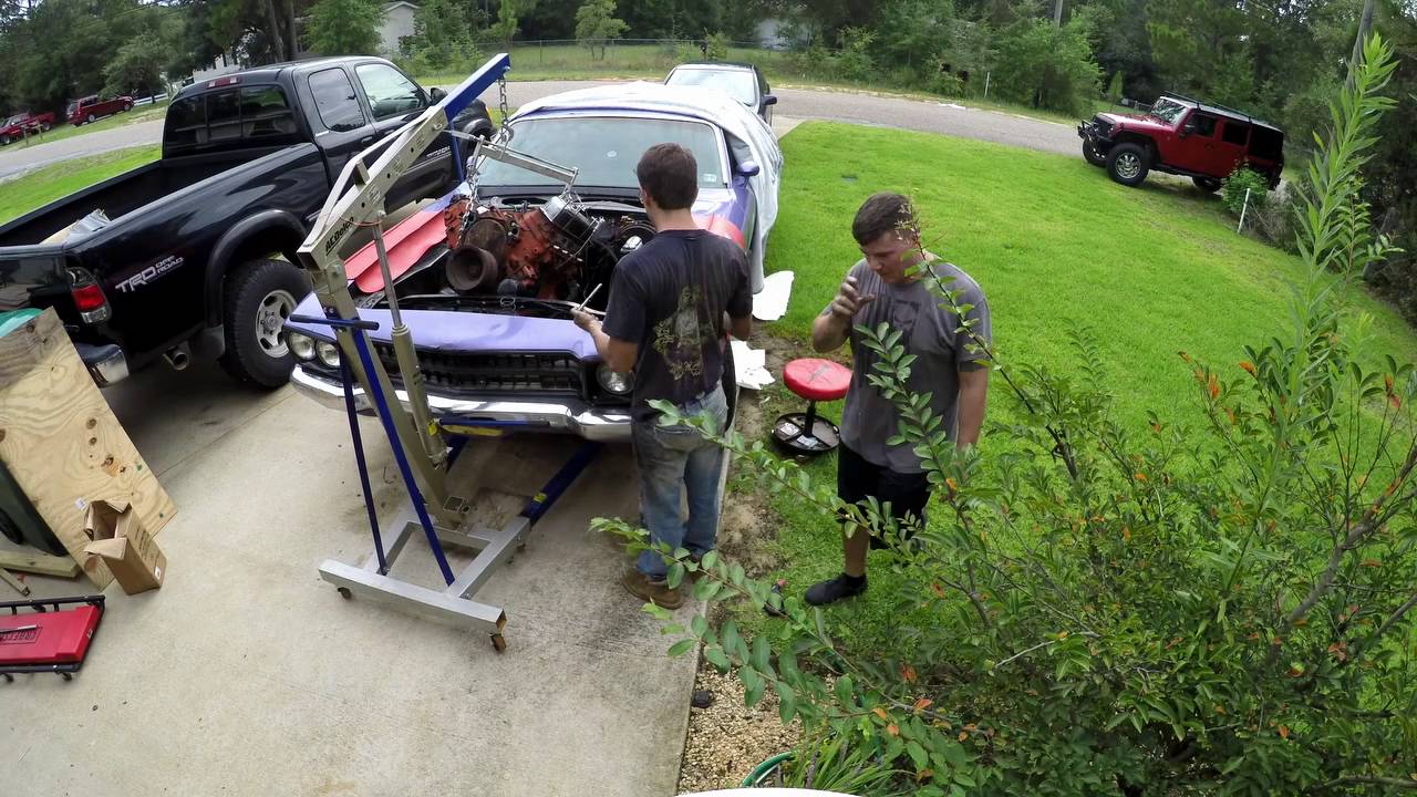 Pulling 440 from a 73 roadrunner - YouTube