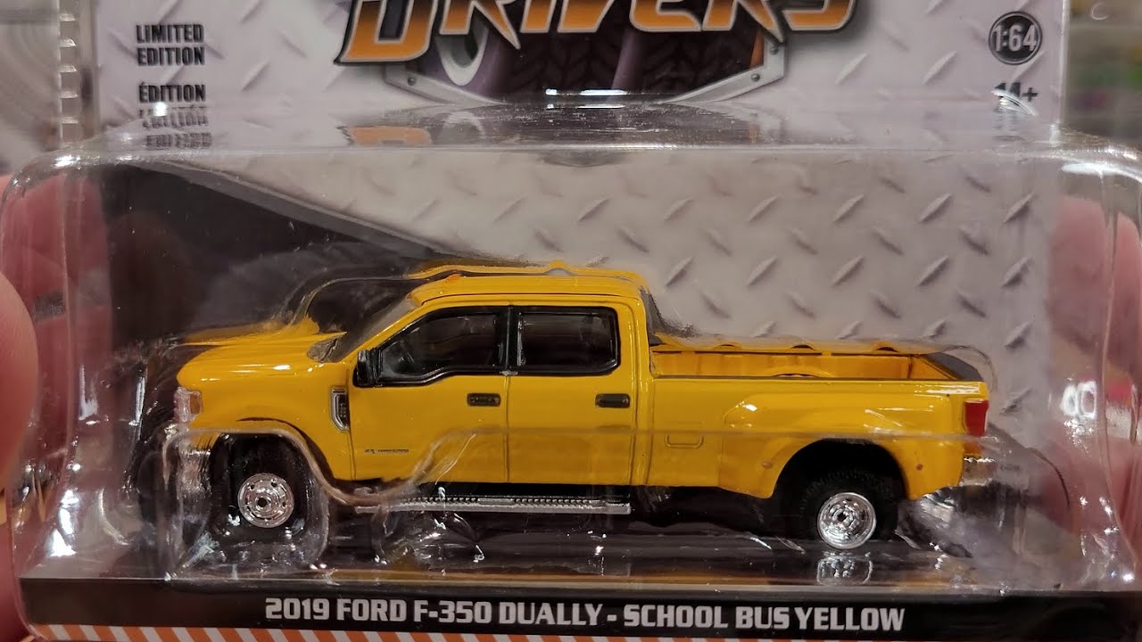 Greenlight DUALLY DRIVERS Series 9 and Flea Market Finds - YouTube