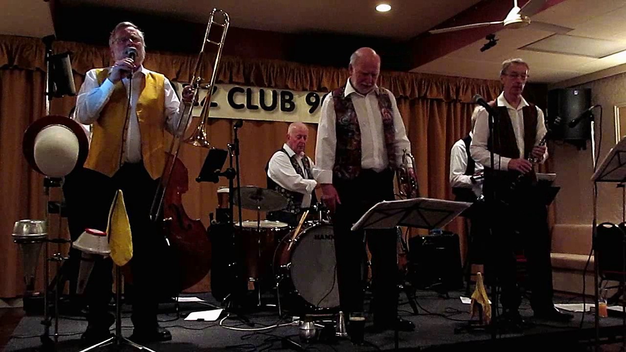 Chris Carmell' Vintage Jazz Band play Boodle am Shake - YouTube