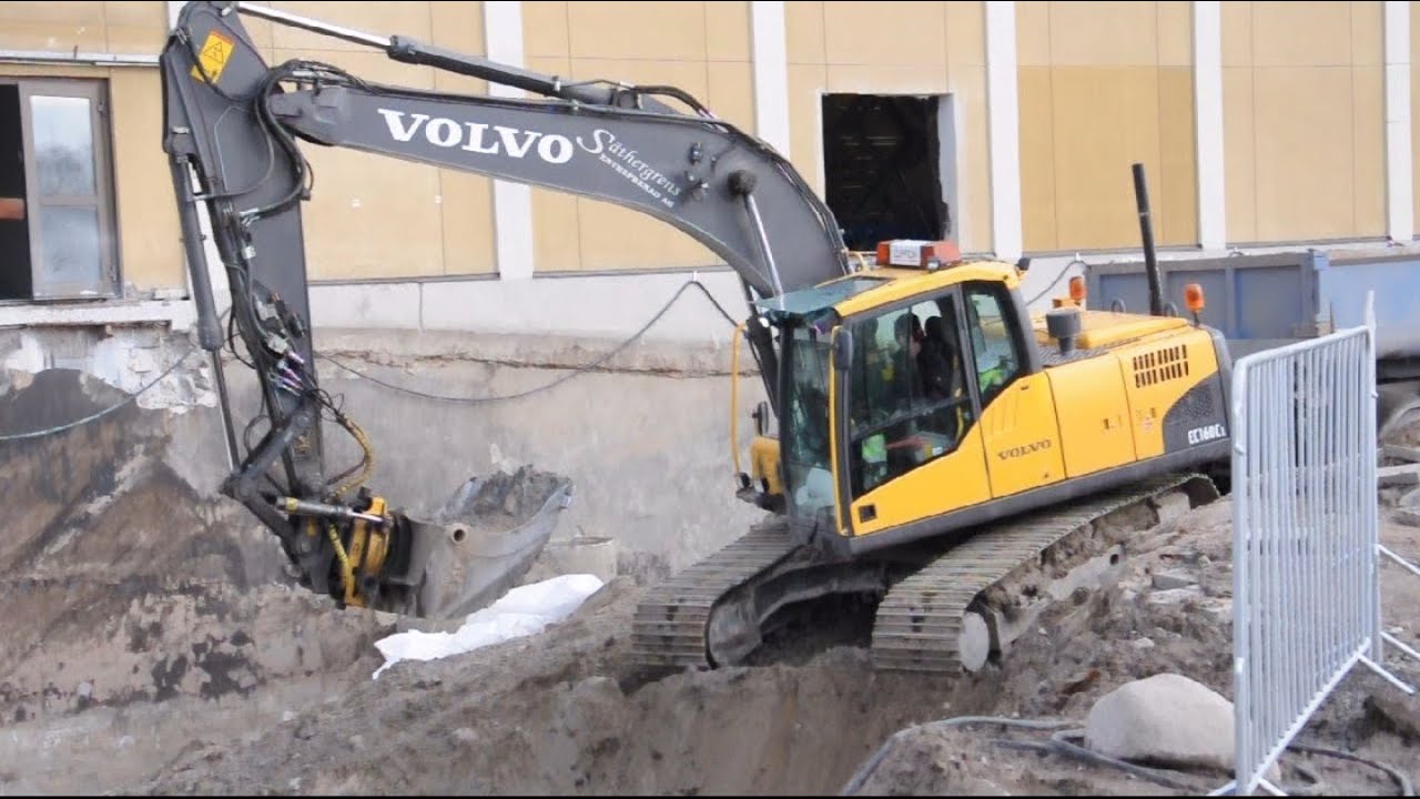 Volvo EC160CL with Engcon Tiltrotator loading Scania - YouTube
