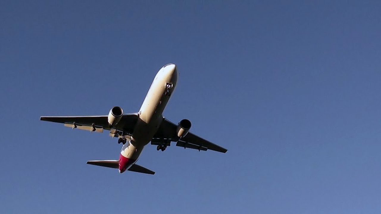 Underbelly! Melbourne Airport Final Approach Runway 16 MEL / YMML - YouTube