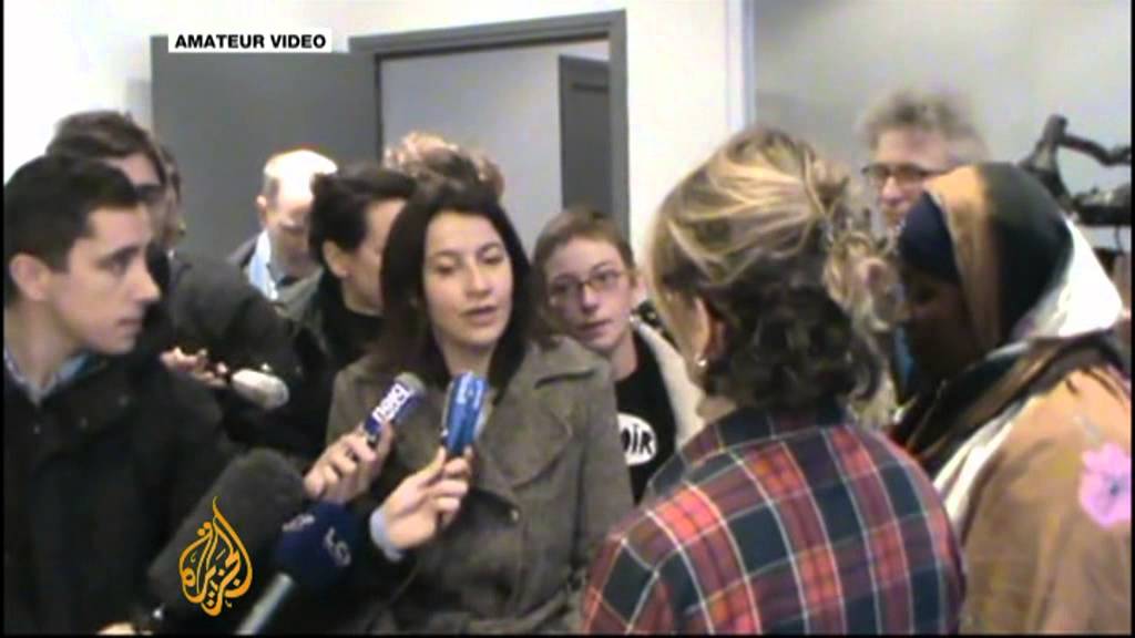 French activists tackle Paris housing shortage - YouTube