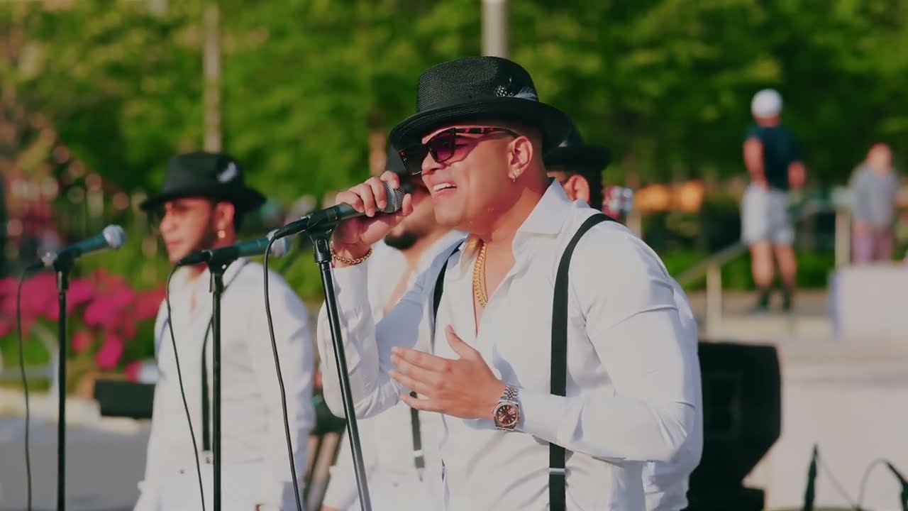 Chiquito Team Band - Basta ya en VIVO desde Nueva York - YouTube
