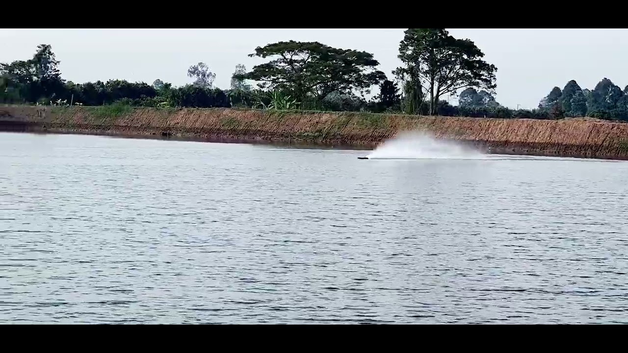 rc boat 66 cat 1040 cm twin - YouTube