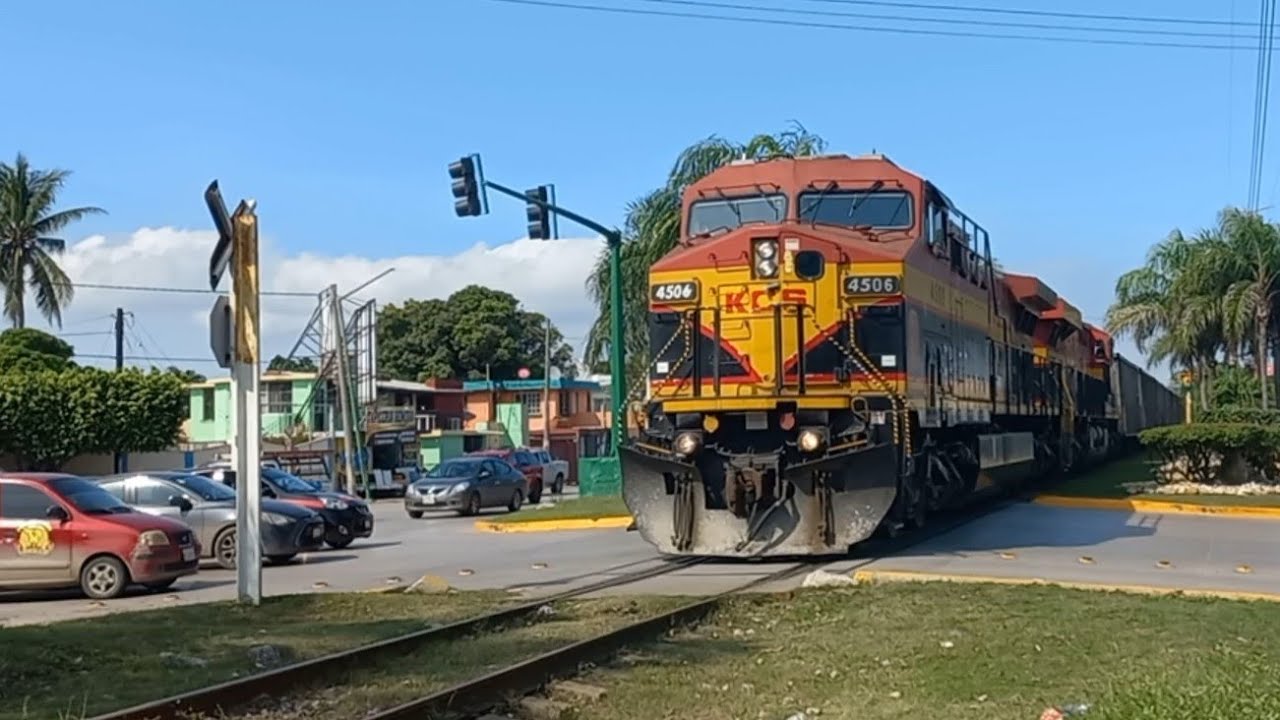Que silbato mas raro en esta locomotora AC4400CW de KCSM 4506 ...