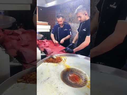 Biftek tantuni. Et doğrama yaparken