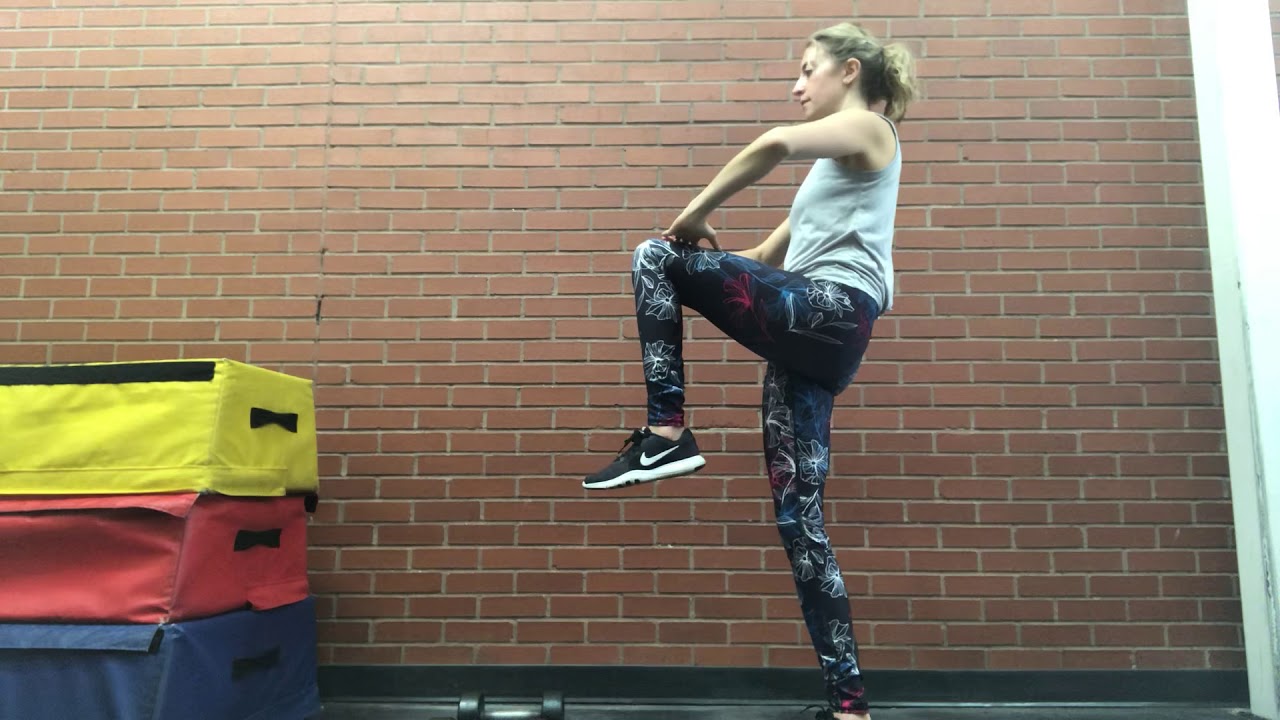 Balance reach lifted crunch - YouTube