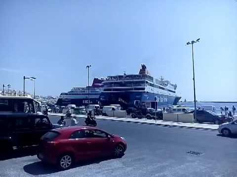 Προσκρουση του πλοιου Blue star Naxos στο λιμανι της Συρου - YouTube