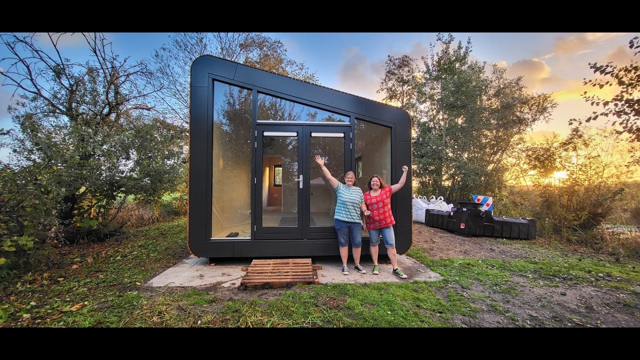 Off-grid wonen in Friesland. Het plaatsen van ons huisje. - YouTube