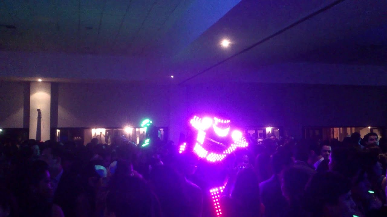 ROBOT IVANKO EN VILLA ROMANZA CON EL GRUPO VERSATIL MAGNO SHOW - YouTube