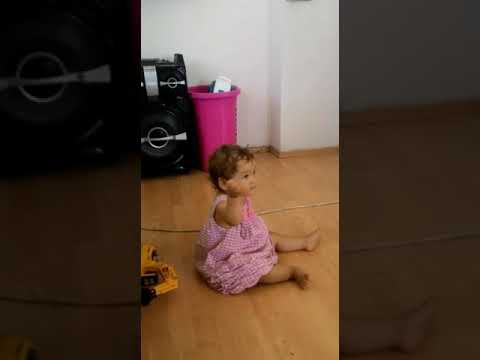 roman havası oynayan esila bebek