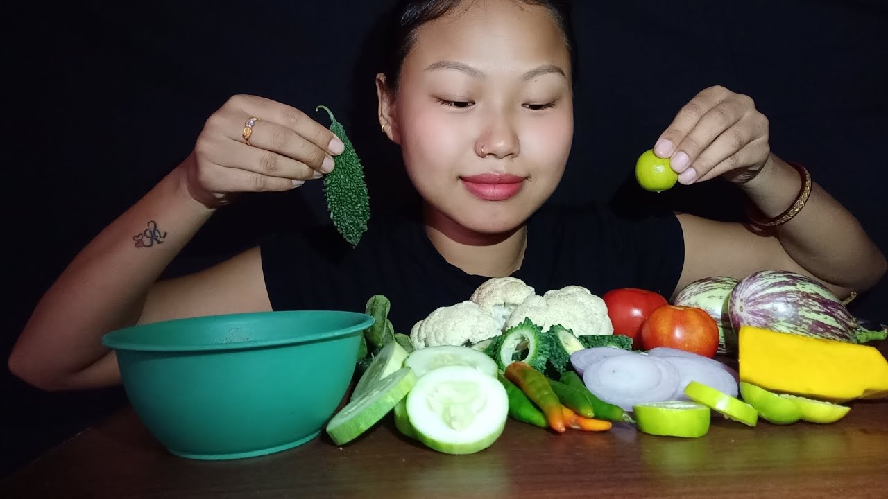 Raw vegetables mukbang||#sabinathapa55 - YouTube