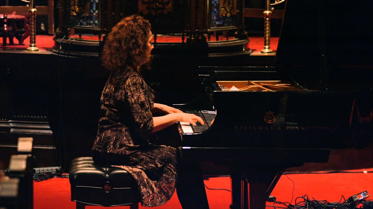 Gila Goldstein plays Bach - Sarabande from French Suite no. 1 in D ...