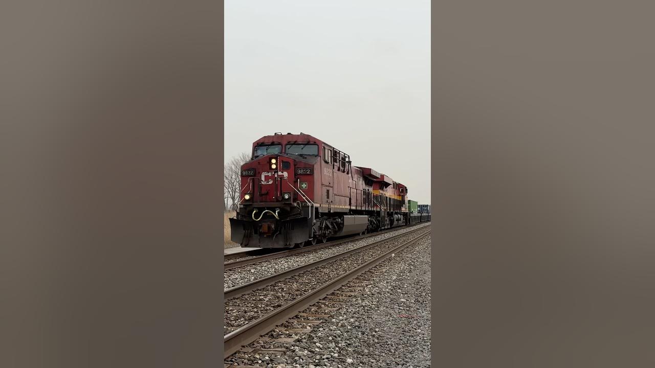 CP 9822 rolls a intermodal past Pine Junction - YouTube