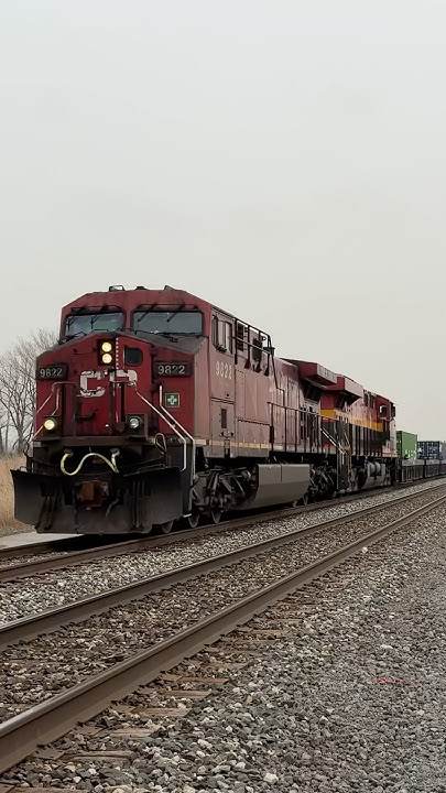 CP 9822 rolls a intermodal past Pine Junction - YouTube