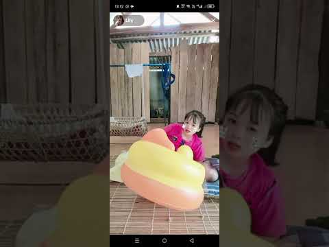Bunda Lily live sambil menyusui anak nya 