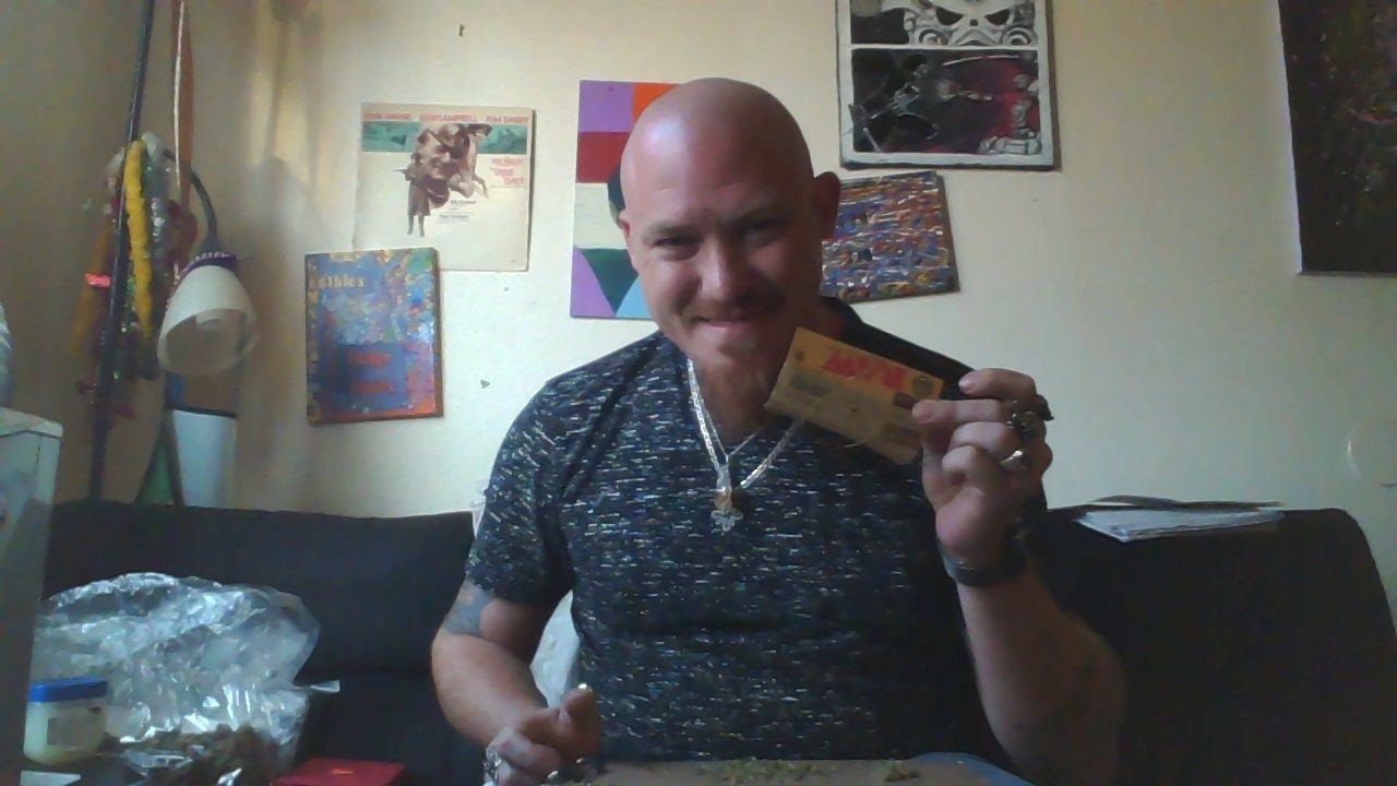 How to Roll a Doobie (by hand) - YouTube